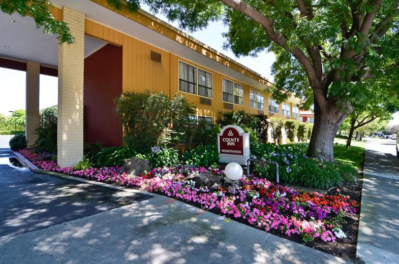 Days Inn by Wyndham Mountain View - Mountain View, California | Travelpass